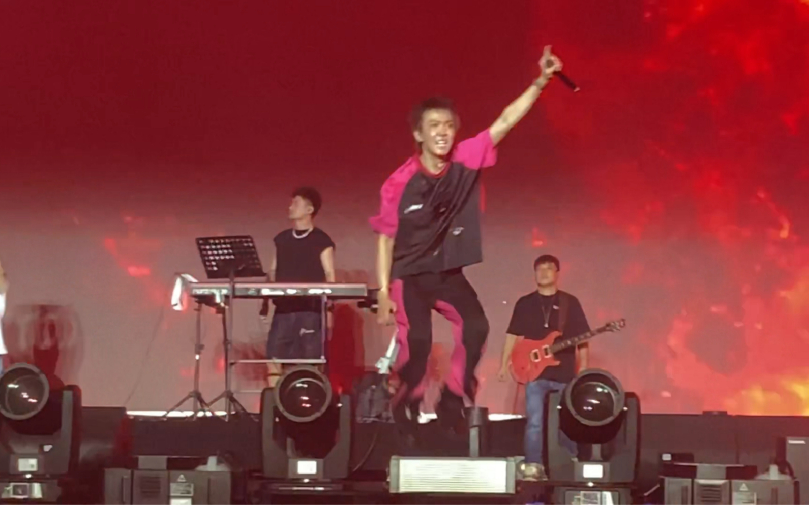 Tizzy-T音乐节现场版SFNT厂牌《SFNT Cypher》蹦爽了-Lik3223-Lik3223-哔哩哔哩视频