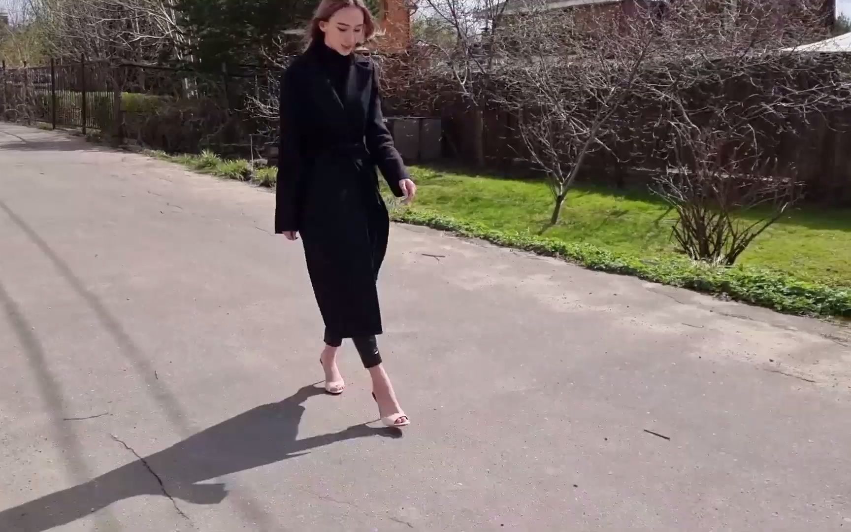 Alina右脚滑失去了高跟鞋，只穿一只鞋在公路上行走 1 Bilibilib站无水印视频解析——yiuios易柚斯