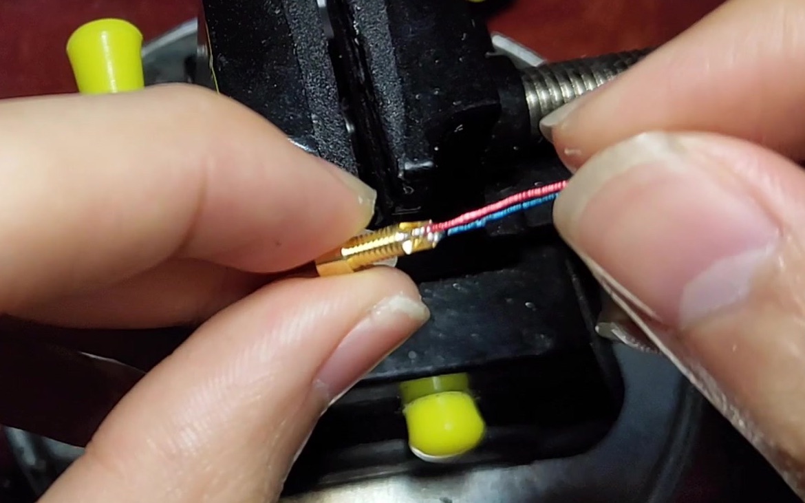 diy耳机mmcx母座焊接方法演示_哔哩哔哩_bilibili