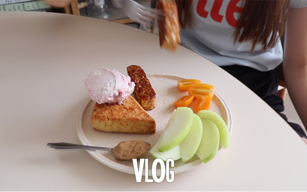 「onuk」 Vlog. 简单的覆盆子希腊酸奶・暑假的健康饮食分享・家庭咖啡馆冰淇淋华夫饼🧇🍨_哔哩哔哩_bilibili