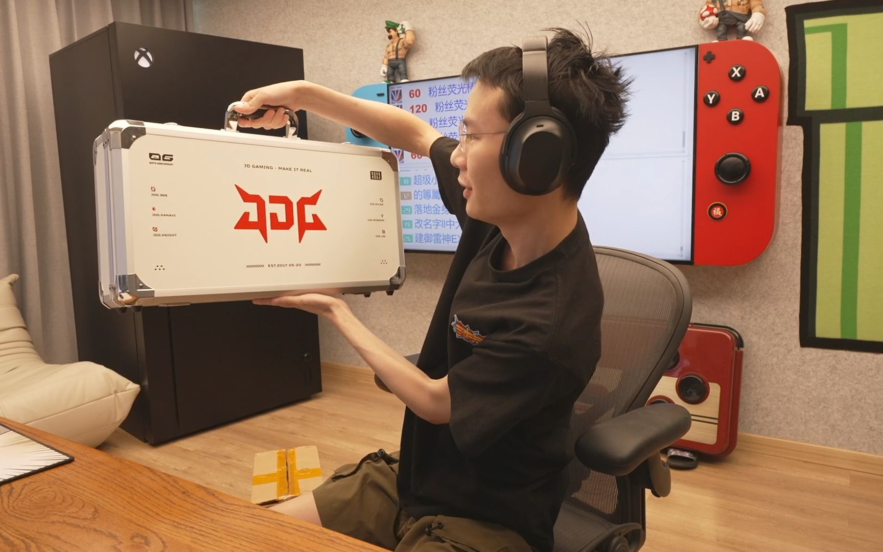 【超级小桀】桀哥开箱英雄联盟JDG战队六周年纪念礼盒，职业选手用什么键盘？-神奇的维C-神奇的维C-哔哩哔哩视频