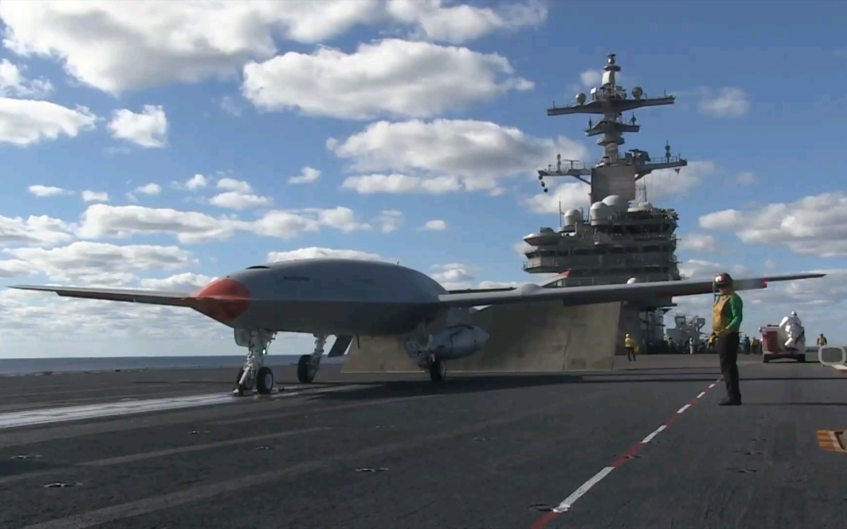 MQ-25A"黄鮉鱼"无人空中加油机于布什号航母上完成首次演练_哔哩哔哩_bilibili