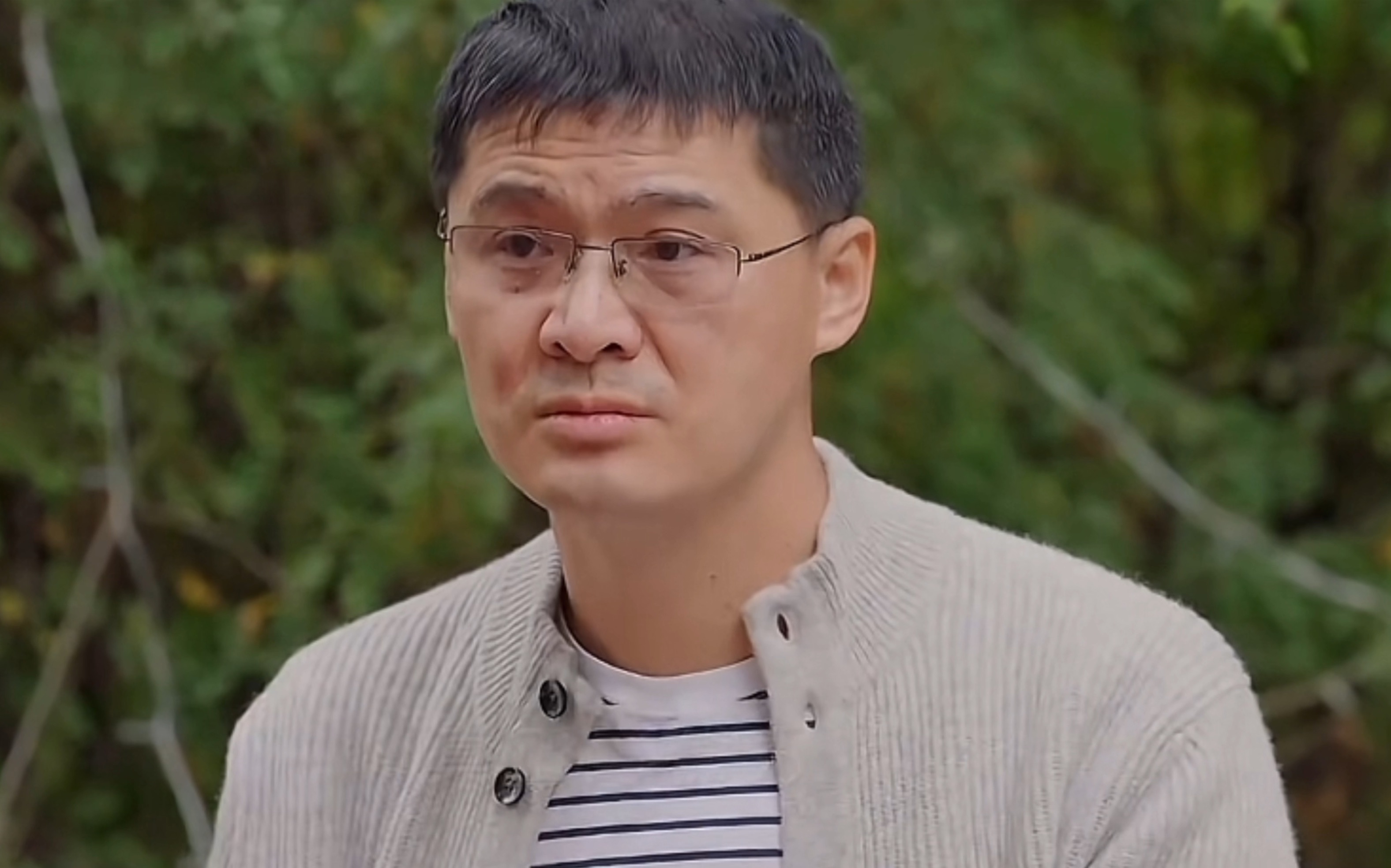 人最有魅力的时候,就是对周围的一切人和事物都不在乎的时候。”不在乎他人的评价和眼光,不在乎自己是否有存在感,永远有自己的节奏和步调,这也是松弛感构成来源。 Bilibilib站无水印视频