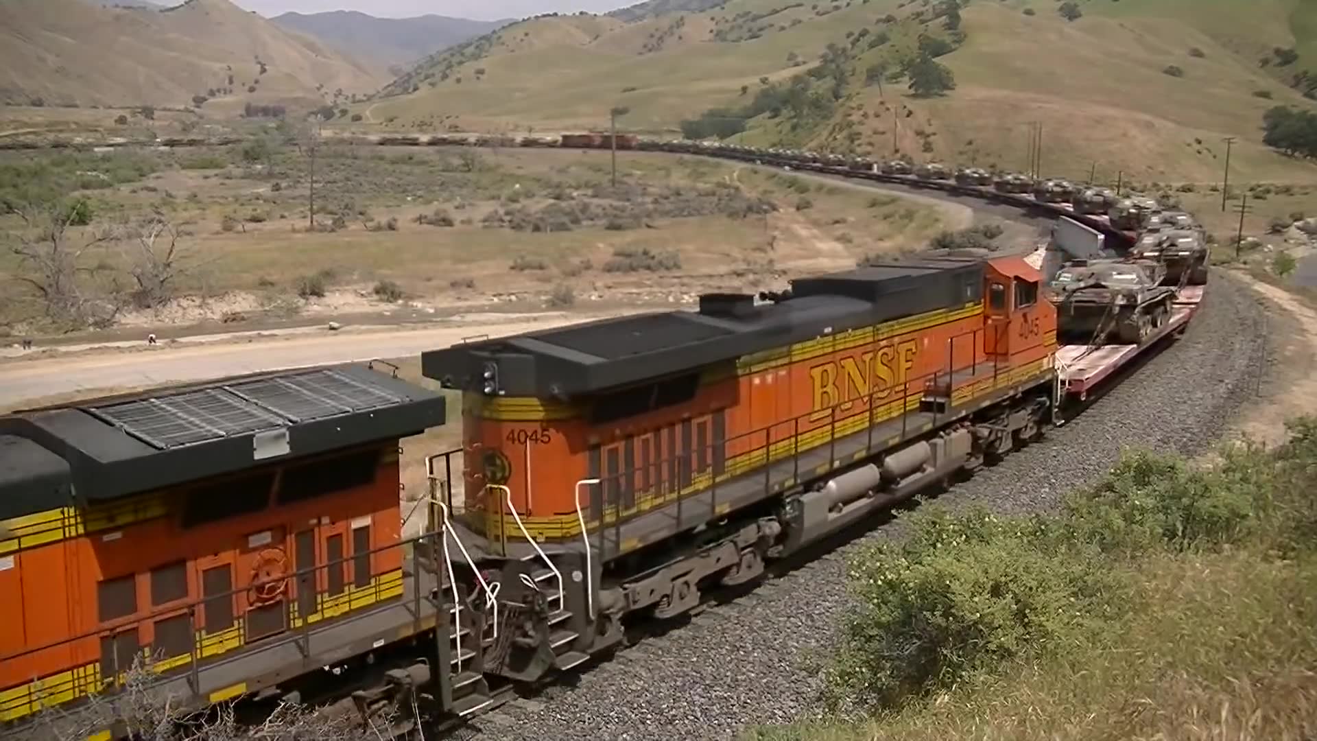 【美国军列专题二】BNSF公司的内燃机车牵引一趟价值连城的重载坦克专列通过特哈查匹展线_哔哩哔哩_bilibili