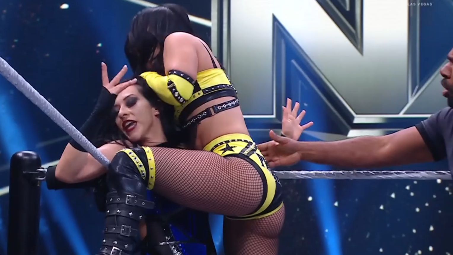 【WWE】瓦奎尔大战罗克珊，谁能拿下NXT女子冠军！-吃着饭了吗-吃着饭了吗-哔哩哔哩视频