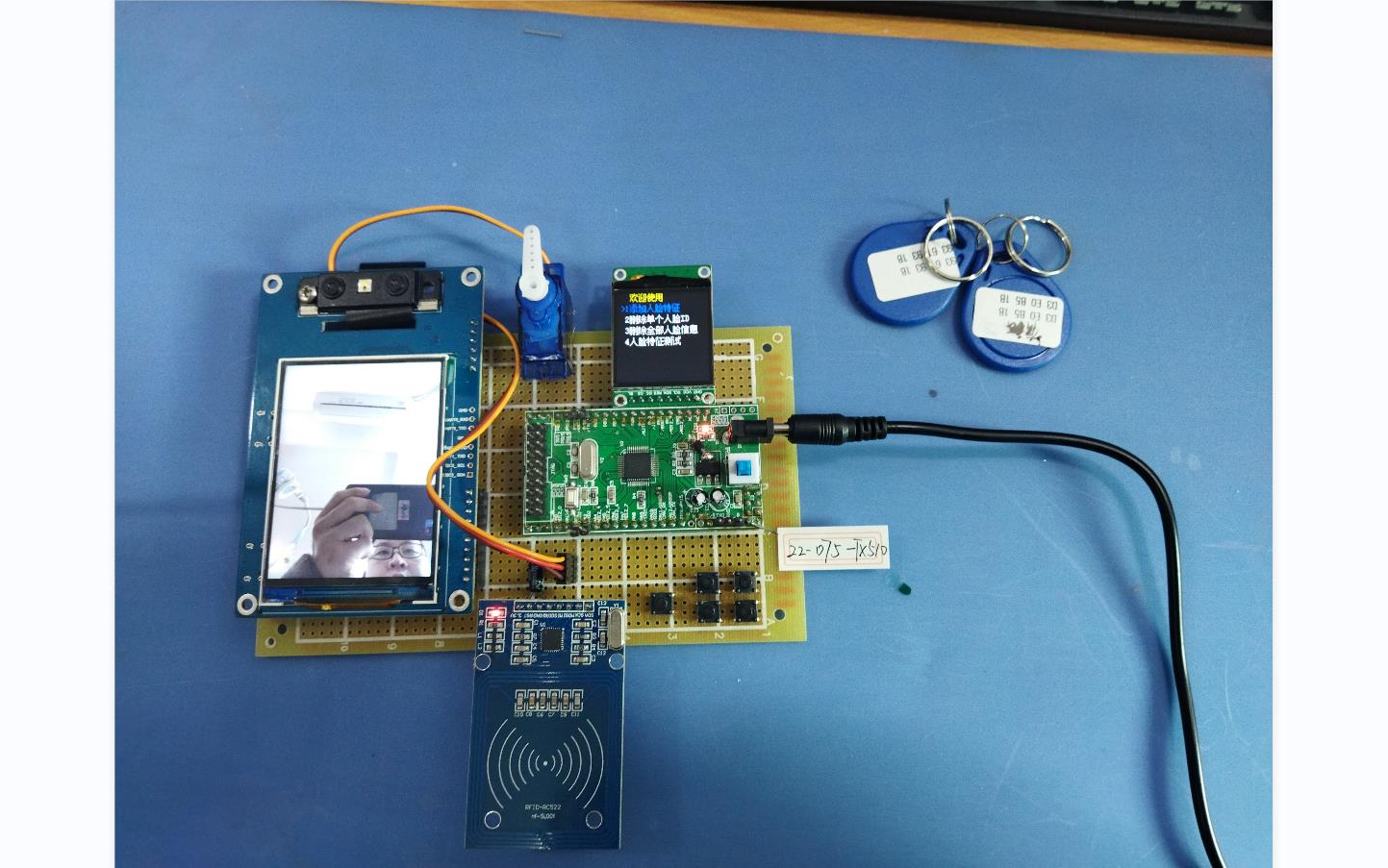 基于stm32单片机的汽车智能自动雨刮器 自动雨刷汽车自动智能雨刷系统雨滴检测设计lcd1602液晶实时显示档位信息设计 Diy开发板套件