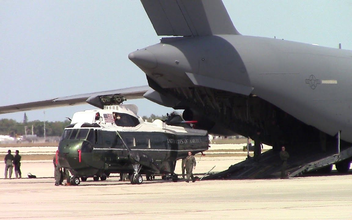 美国总统抵达日本，看C17大型运输机，如何运输总统的直升机队伍_哔哩哔哩_bilibili