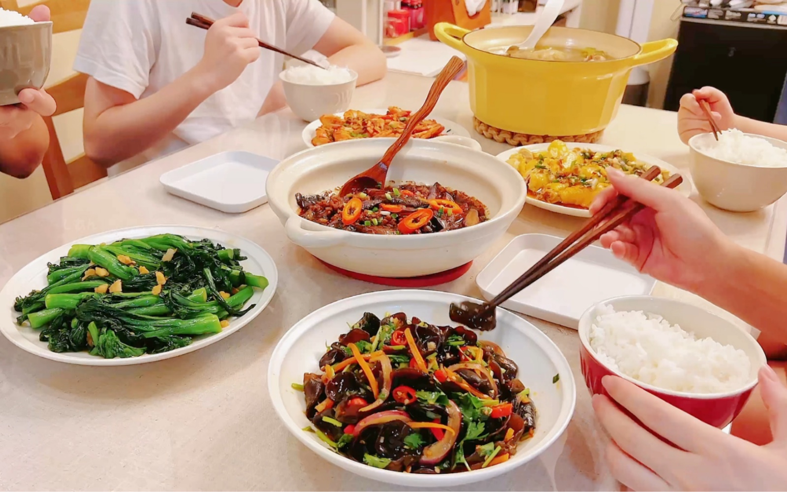 香港一家四口｜暑假vlog｜葱油鸡｜椒盐虾｜咸鱼茄子煲｜凉拌木耳｜蒜蓉炒菜心｜黄豆苦瓜汤-莫默mok-莫默mok-哔哩哔哩视频