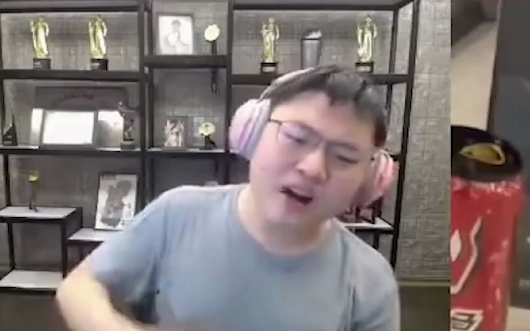 UZI获得冠军皮肤 质问Deft和Faker你什么冠军 Deft和Faker直接痛哭-我不是没钱只是不爱花-我不是没钱只是不爱花-哔哩哔哩视频