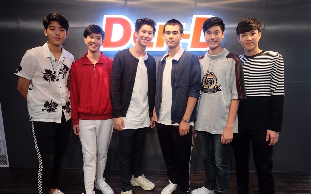 【我的阿弟】小鲜肉参加Dek-D的直播【英字】_哔哩哔哩 (゜-゜)つロ 干杯~-bilibili