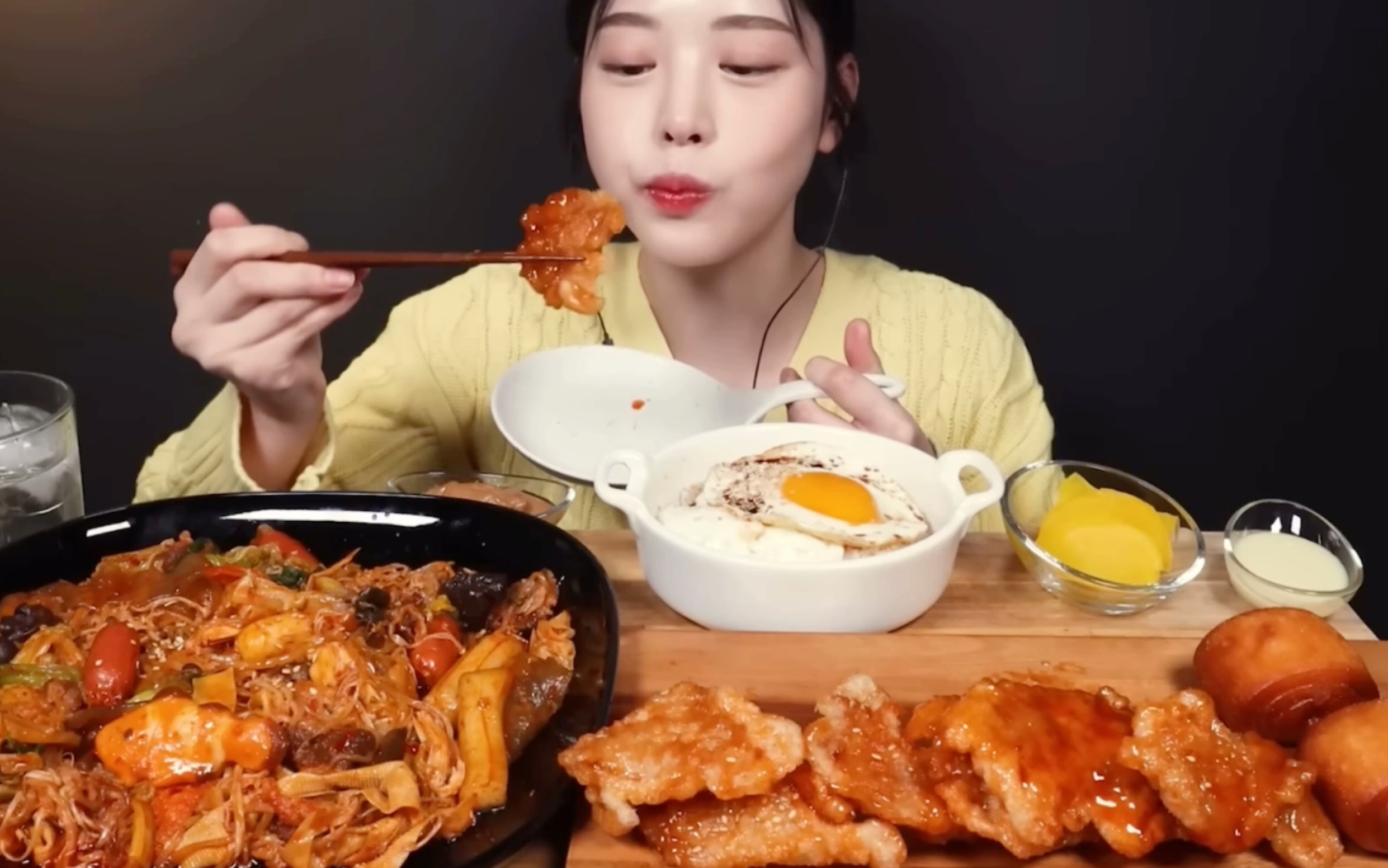 【boki福姬-中字】今天吃牛肉金针菇拌面，配上炸酥肉！-boki福姬小姐姐-boki福姬小姐姐-哔哩哔哩视频