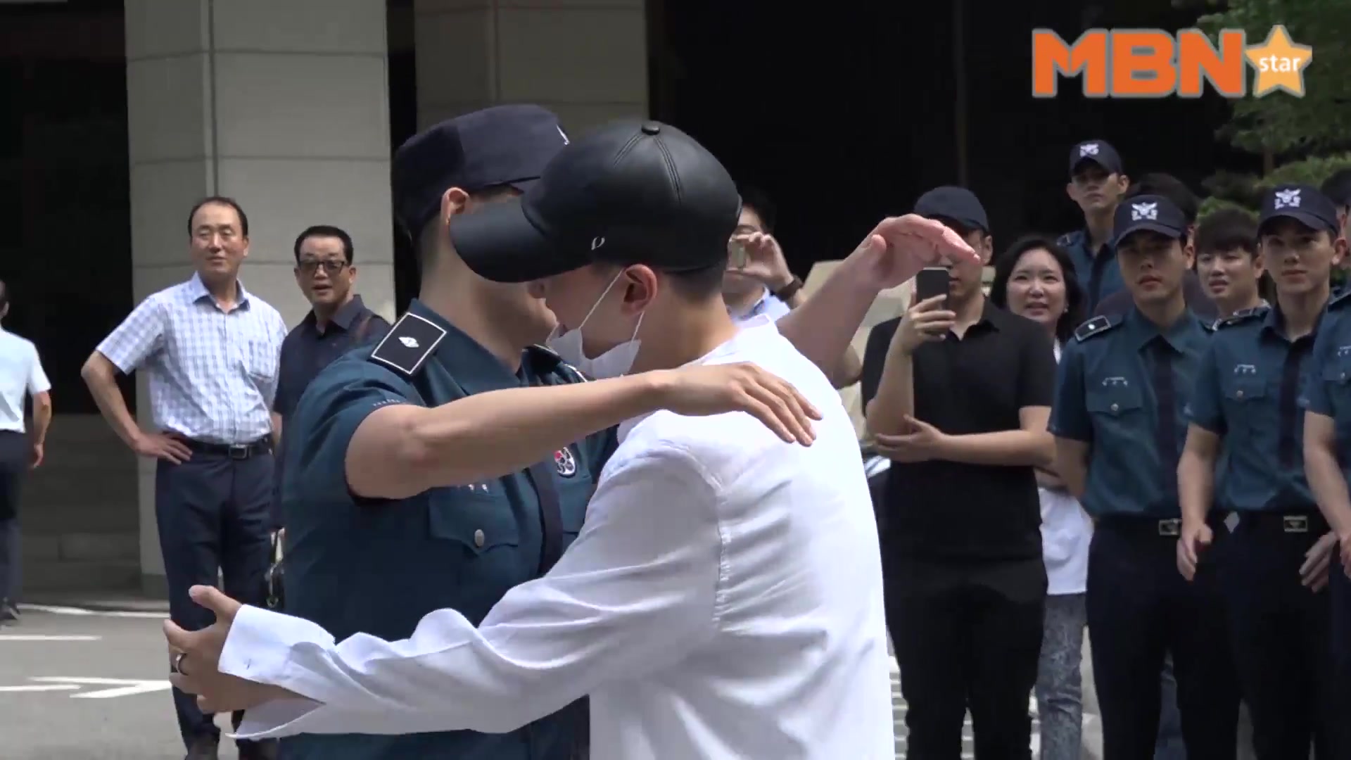 【李东海】[MBN]李东海退伍 银赫现场相接_哔哩哔哩_bilibili