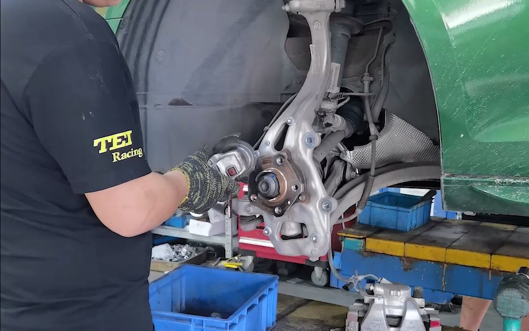 一汽大众-奥迪A4L花6K升级国产TEI刹车套装，安装前轮P40NS四活塞卡钳_哔哩哔哩_bilibili