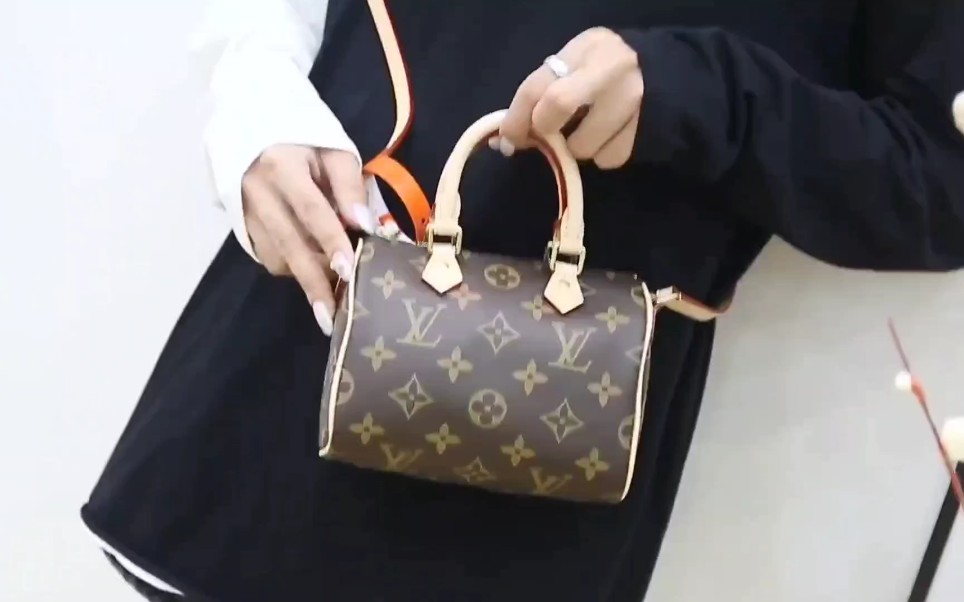 LV Nano Speedy 迷你枕头包开箱试背_哔哩哔哩_bilibili
