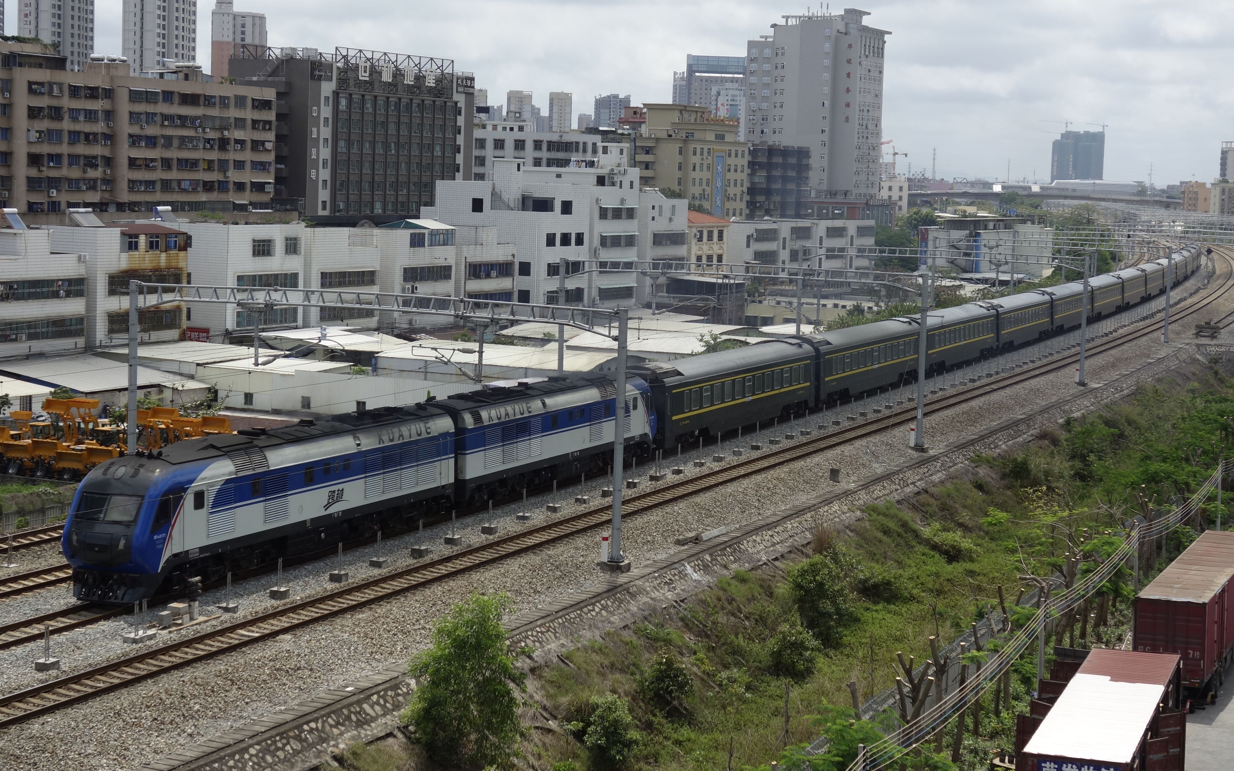 【双猪怒吼】你见过五段式加速的DF11G双机吗？DF11G双机同时轰鸣暴力加速，排放非常达标_哔哩哔哩_bilibili