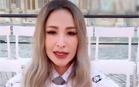 萧亚轩巴黎时装周LV 秀场造型🈶️： 手里拿的是拐杖🩼吗？_哔哩哔哩_bilibili