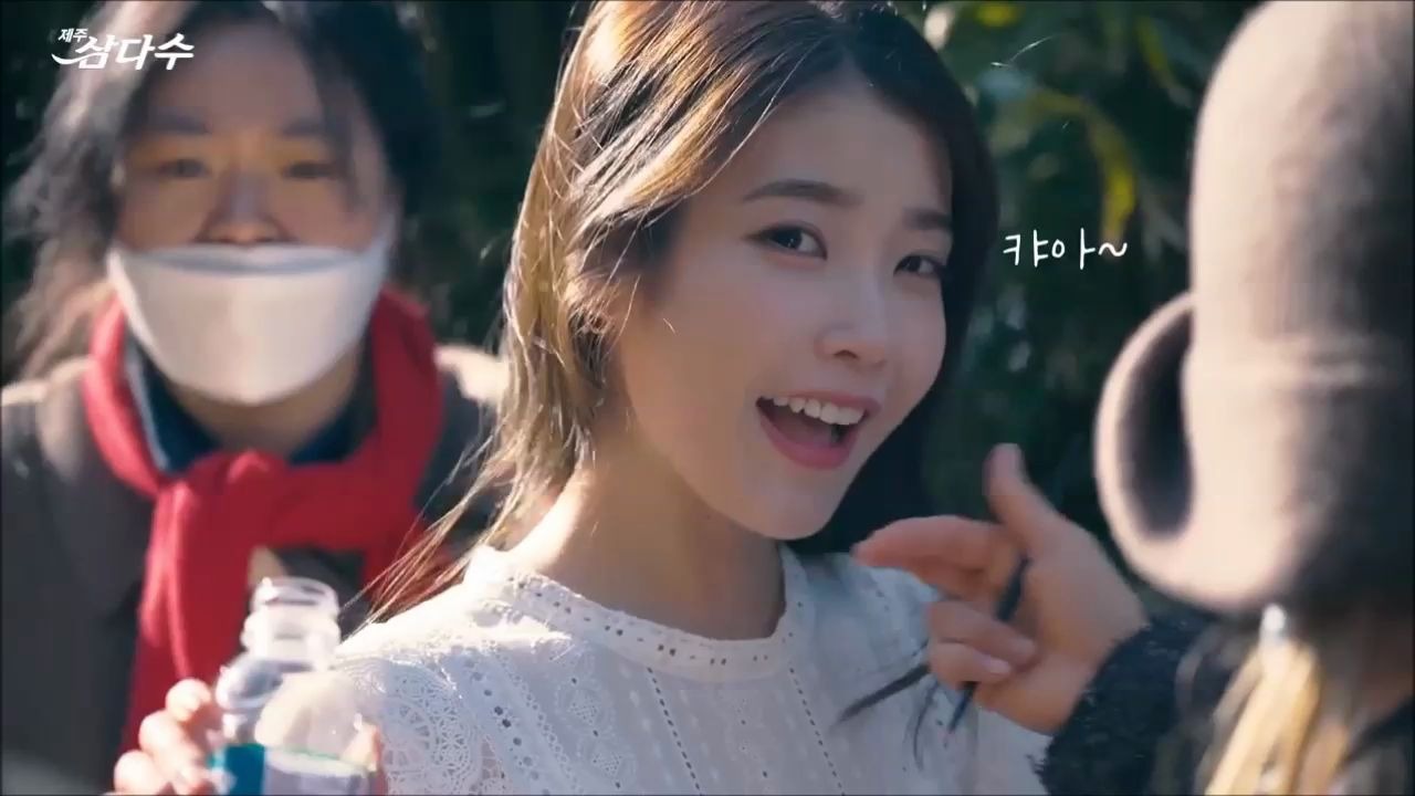 [IU]濟州三多水 x IU TVCF 花絮影片 扛兩箱水的崽崽好可愛_哔哩哔哩 (゜-゜)つロ 干杯~-bilibili