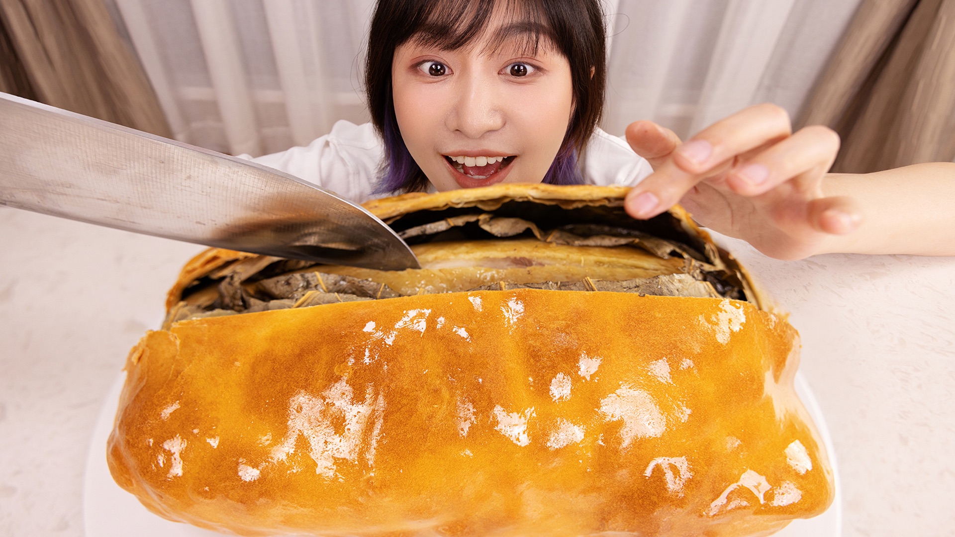 本以为是个大面包,一刀下去,有鸡叫??? 绵羊料理 绵羊料理 哔哩哔哩视频