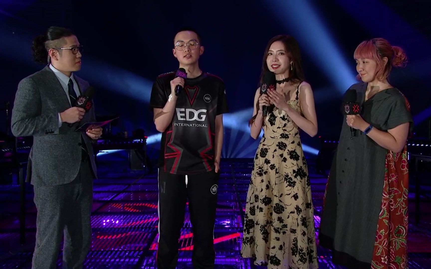 多国解说看EDG康康封神操作，飓刃的神！