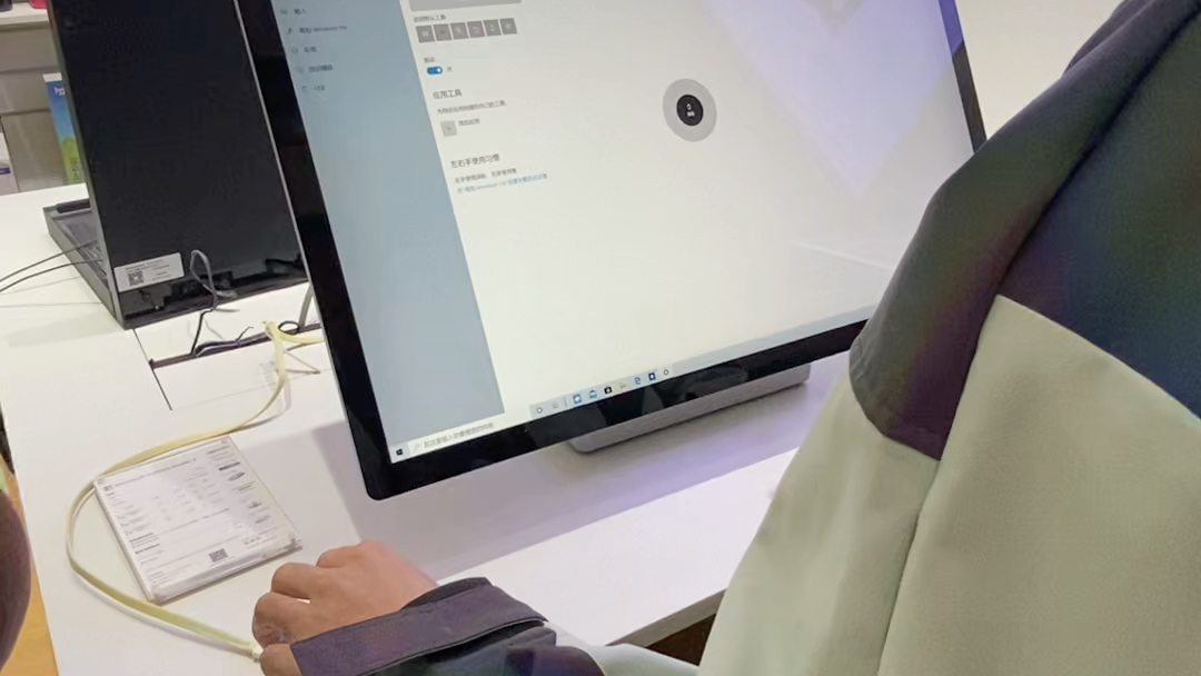 拿着自制的“Surface Dial”去微软体验店是啥感觉？_哔哩哔哩_bilibili