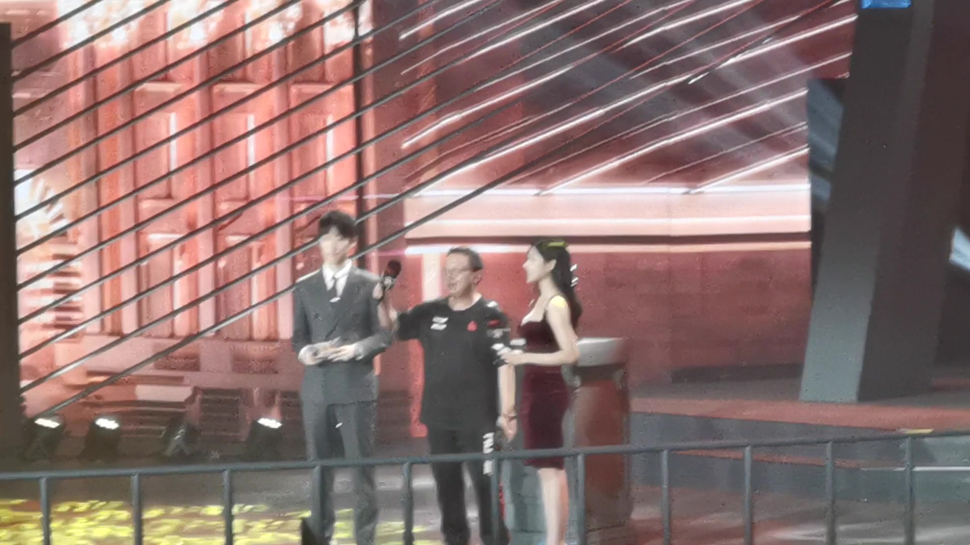 CFPL S17总决赛现场：“蛇哥”TMQQ绝迹领奖环节～_哔哩哔哩_bilibili