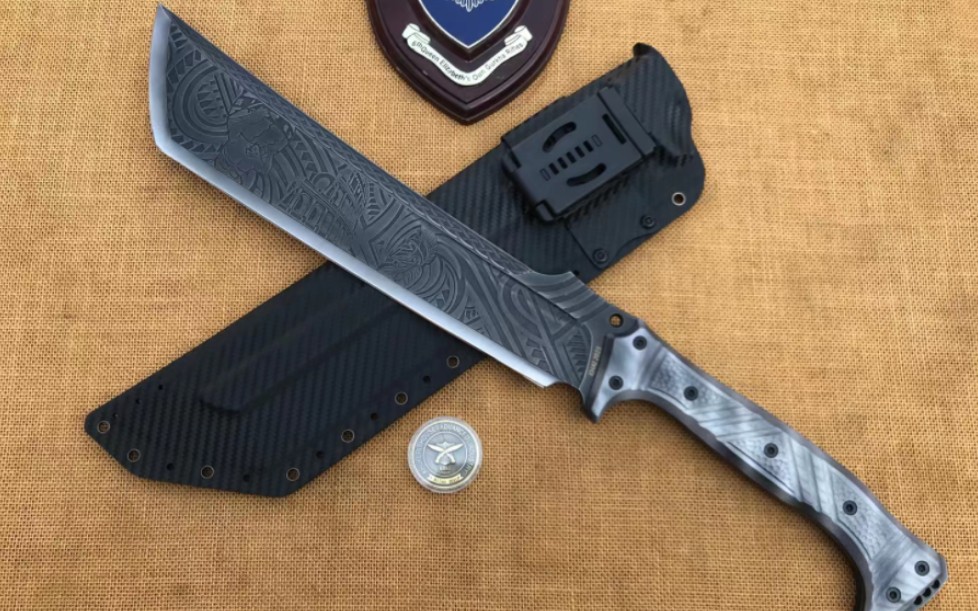 美国联合推出的新款战术偃月刃Tempered 2Cr13 stainless steel硬质黑色氧化饰面。手柄采用30%玻璃纤维和增强尼龙材料制成韧性强度俱佳