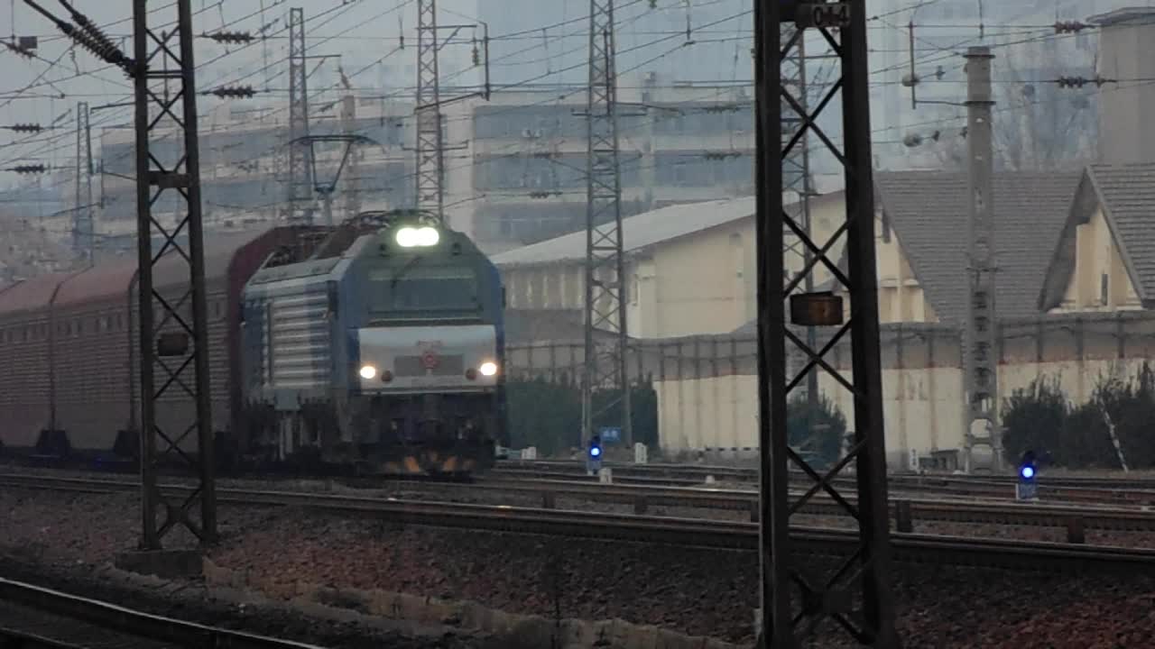 【铁路】[京广线]HXD2B牵引货列通过 列尾保温_哔哩哔哩_bilibili