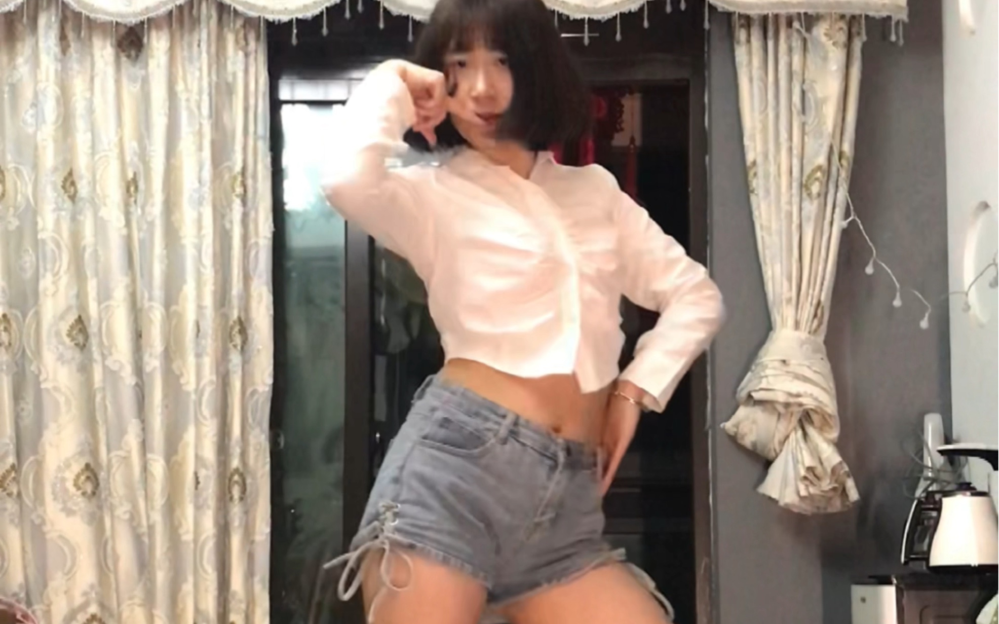 【假面森林】短裙AOA全曲翻跳 画质很复古~--假面森林---假面森林--哔哩哔哩视频