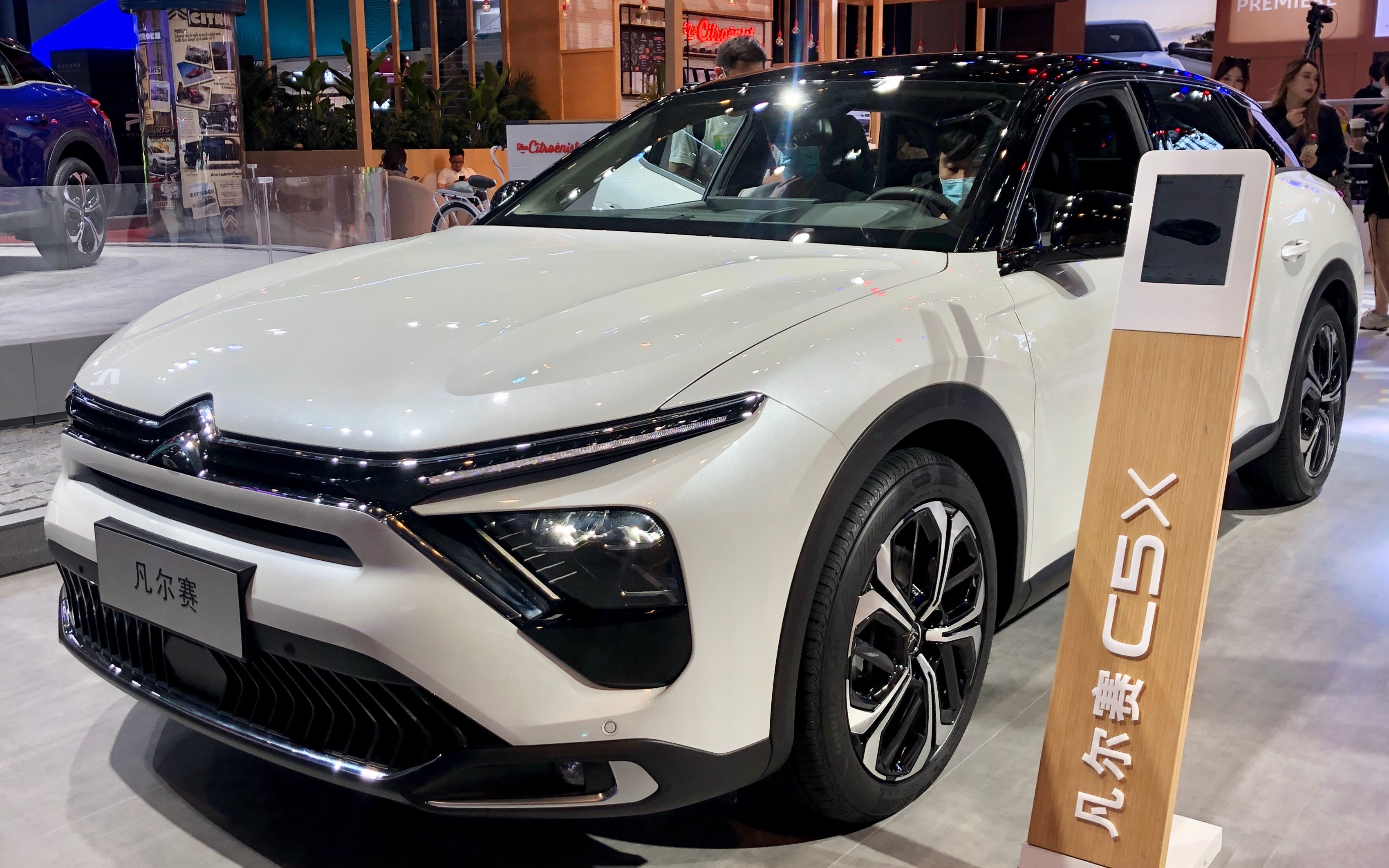 车展现场直击：雪铁龙凡尔赛C5X能挽回法系车在中国的颓势吗？_哔哩哔哩_bilibili