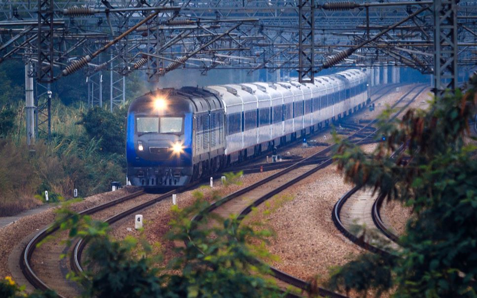 中国铁路原色时代，当深圳还有猪叫的时候，DF11G牵引列车驶出深圳东站_哔哩哔哩 (゜-゜)つロ 干杯~-bilibili