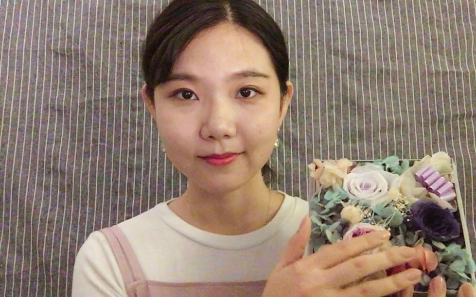 【ASMR中文】YUE 花店店员角色扮演 永生花抚摸 催眠 低语 敲击声-YUE的晚安陪伴-YUE的晚安陪伴-哔哩哔哩视频