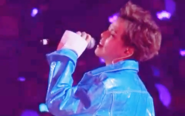 【Sunnee杨芸晴】 全开麦唱《逆光》，直拍版2019年1月12火箭少女飞行演唱会.上海站_哔哩哔哩_bilibili