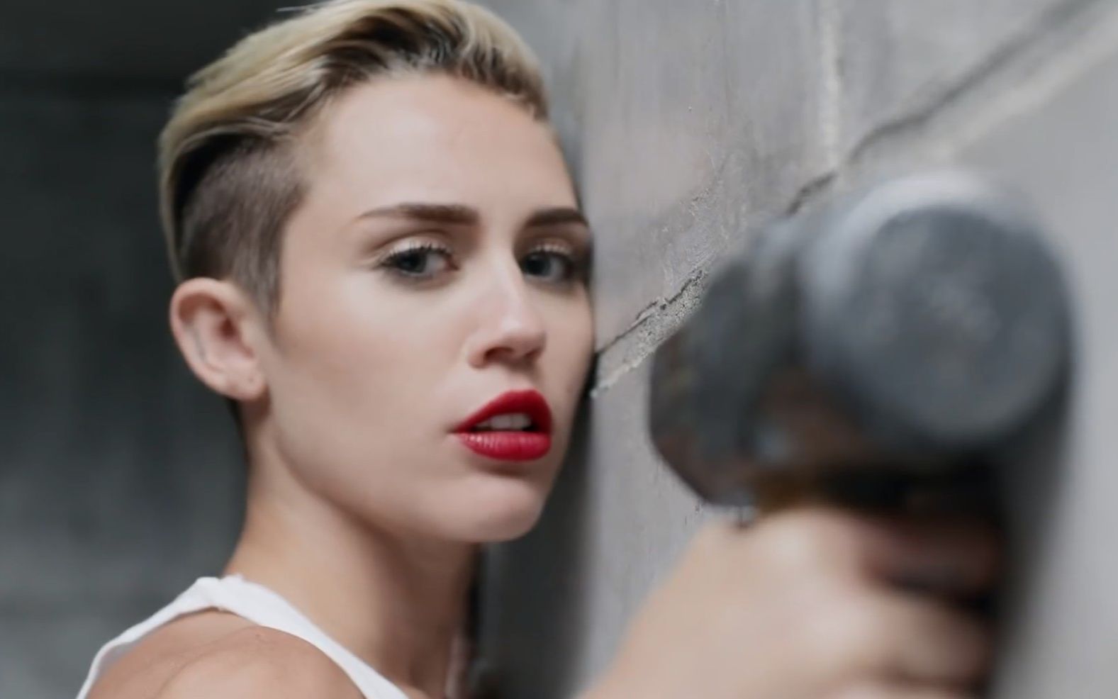 Miley Cyrus - Wrecking Ball (Del Edit)_哔哩哔哩_bilibili