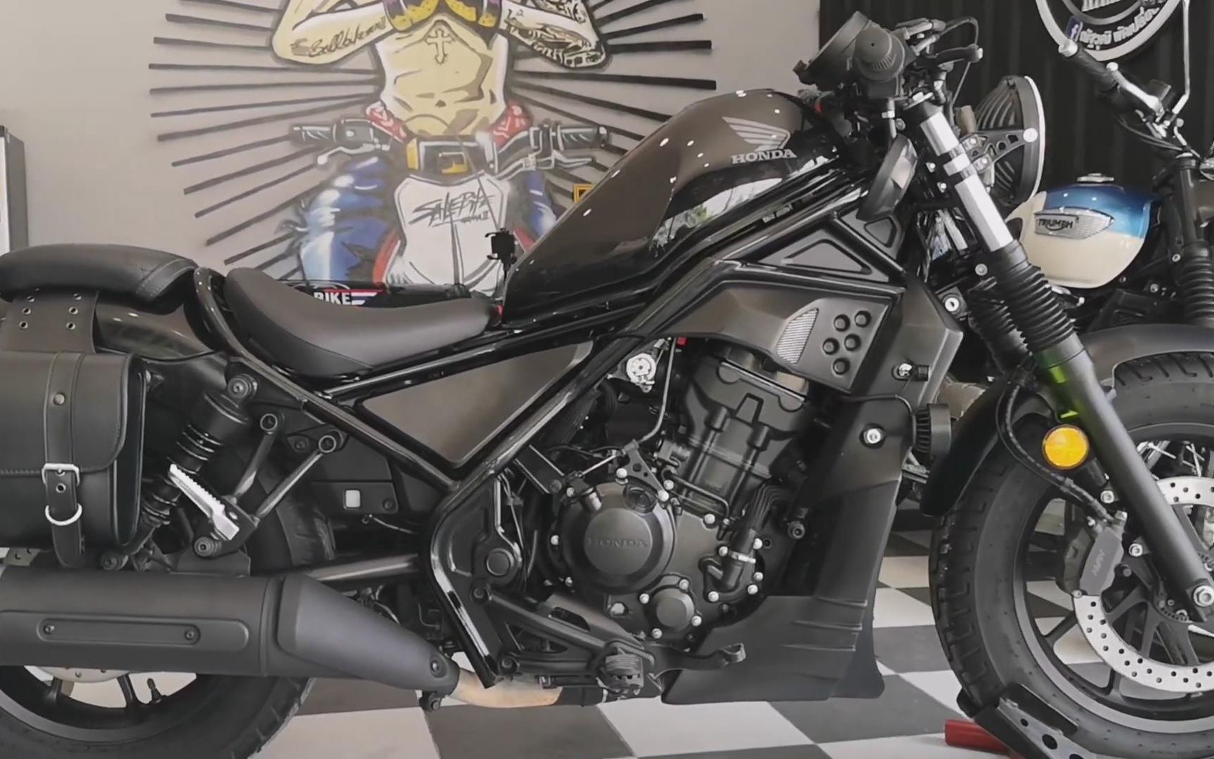 欣赏一下泰国佬改装的本田cm300，目前最漂亮的黑色版_哔哩哔哩 (゜-゜)つロ 干杯~-bilibili