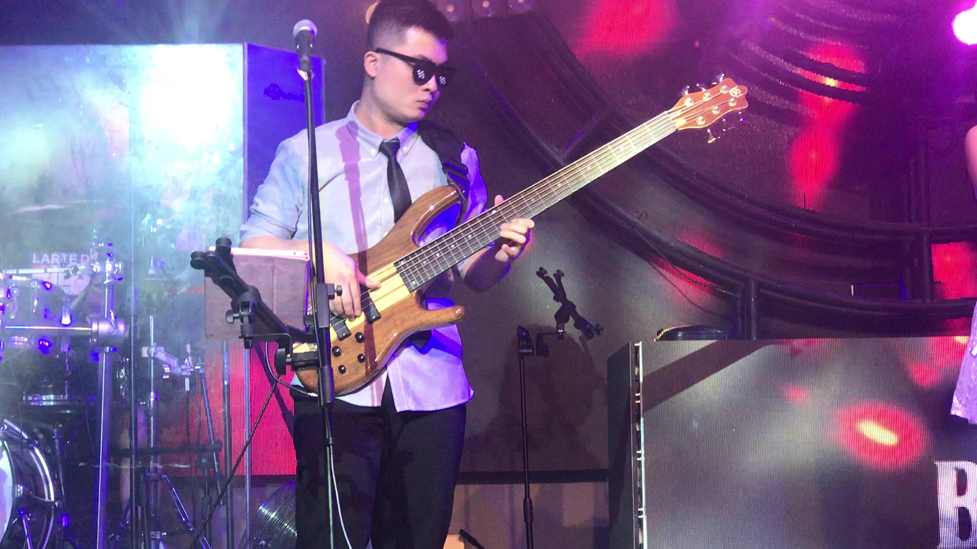 【Bass Cover】Beyond《冷雨夜》贝斯Solo （91 Live）_哔哩哔哩_bilibili