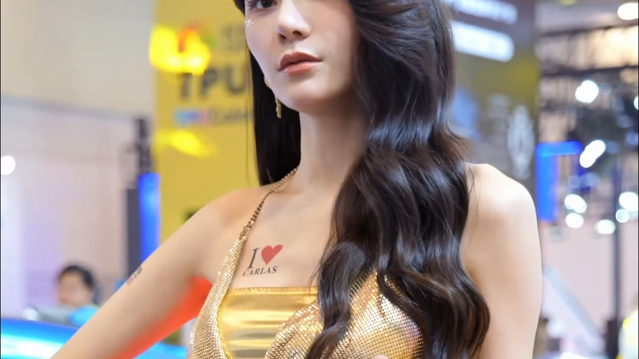 车展小姐姐的金色亮闪闪GTSHOW车展穿搭 - 视频下载 Video Downloader