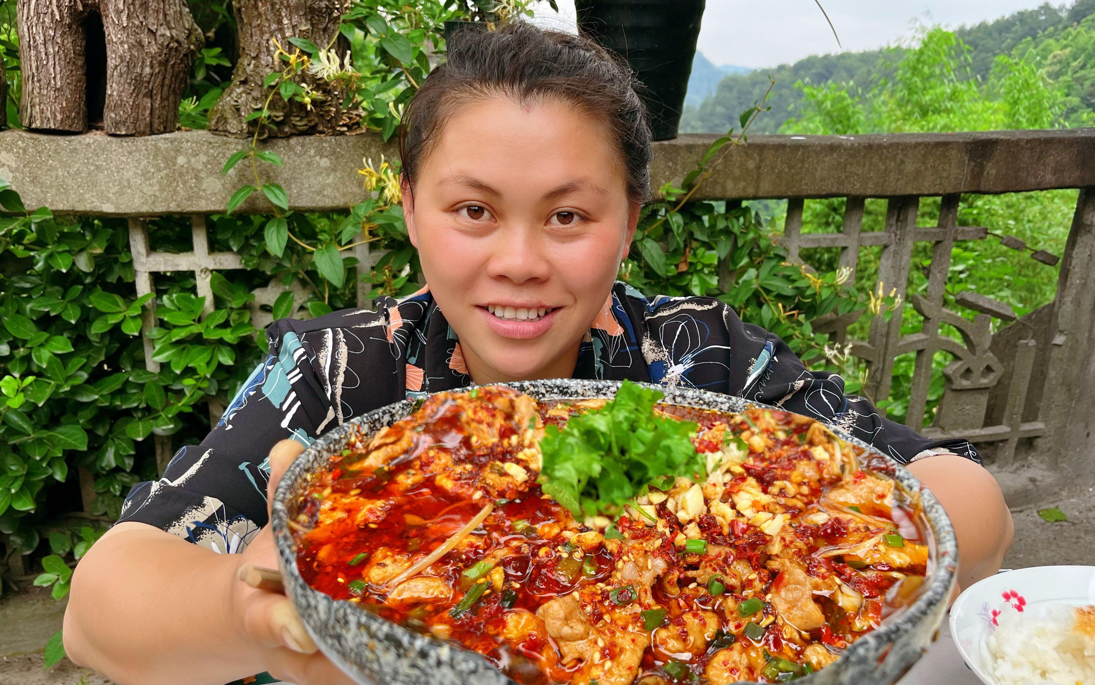 干完活累又饿，欧妹拿三斤瘦肉煮一锅，配上蔬菜和辣椒吃得汗直冒 欧妹呀 欧妹呀 哔哩哔哩视频