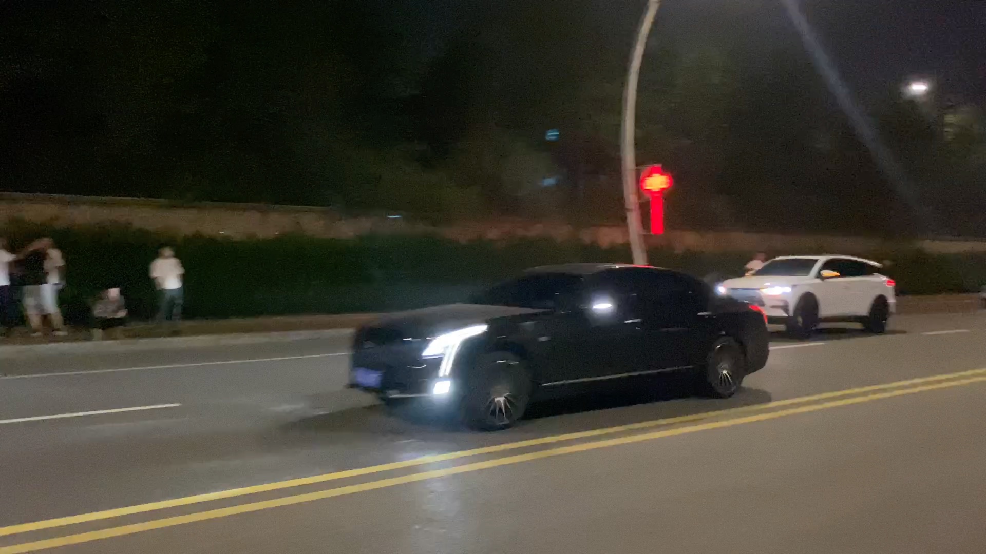 凯迪拉克CT6 40T VS比亚迪唐DM 4.3s_哔哩哔哩_bilibili