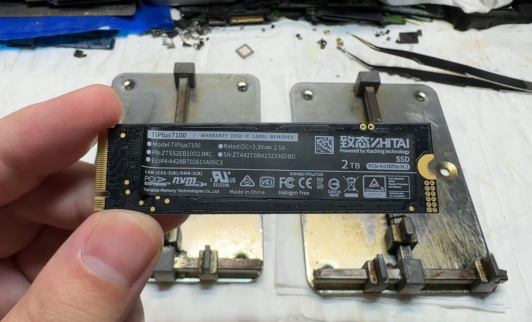 在安装散热器时一定要保护好硬盘-小飞机DIY-小飞机DIY-哔哩哔哩视频