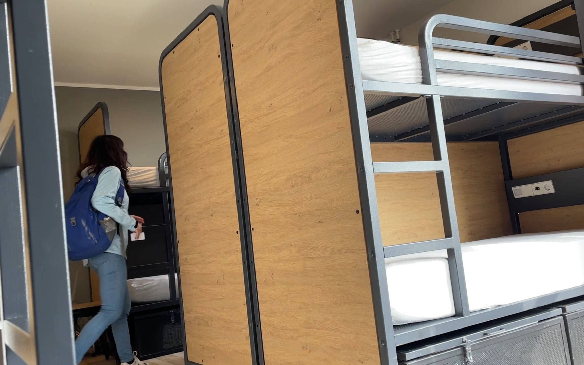 第一次入住男女混住青旅——欧洲背包客和挂壁老哥的天堂-十七岁歌手想打中单-十七岁歌手想打中单-哔哩哔哩视频