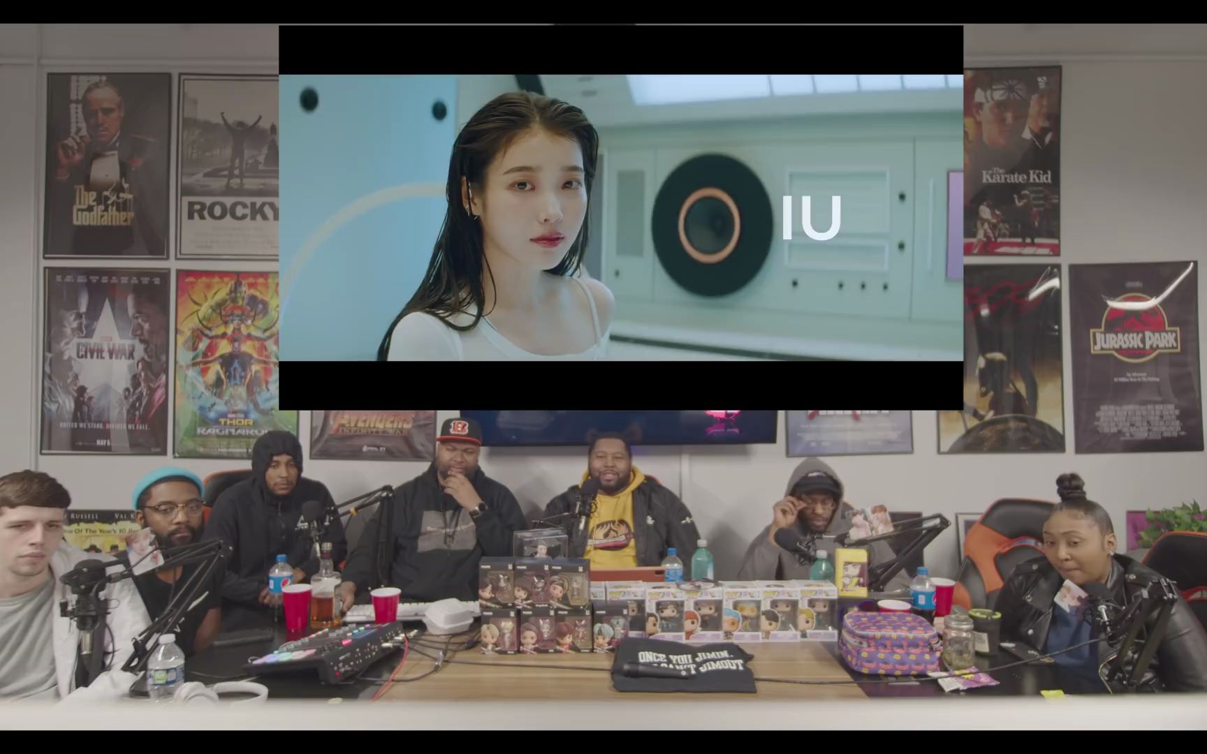 【IU】外国一群小伙伴看iu（eight）MV 反应视频 REACTION_哔哩哔哩_bilibili