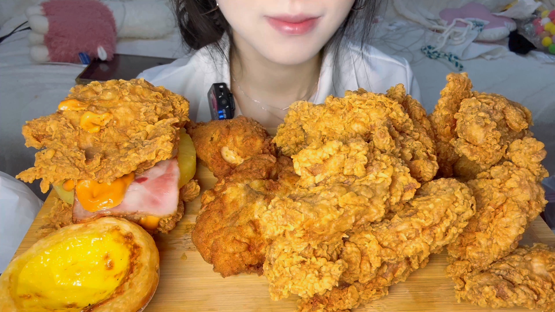 直接吃/kfc的疯狂星期四/原味鸡香骨鸡/蛋挞/肉霸堡/冰淇淋/超长视频/结尾有粘人小猫蹭人-不吃肥肉的西瓜-不吃肥肉的西瓜-哔哩哔哩视频