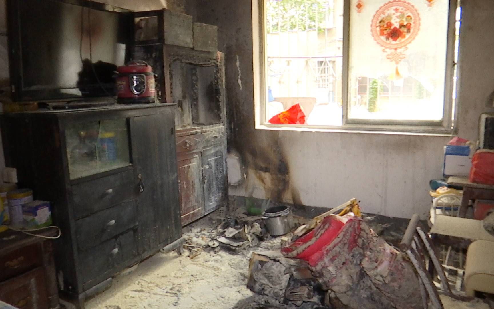 小区一住户家中失火事发时无人在家,邻居、物业奋力救火 哔哩哔哩 Bilibili