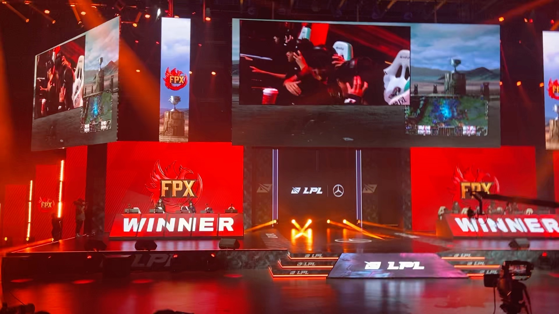 现场实拍fpx3:2edg晋级决赛众生相_哔哩哔哩_bilibili