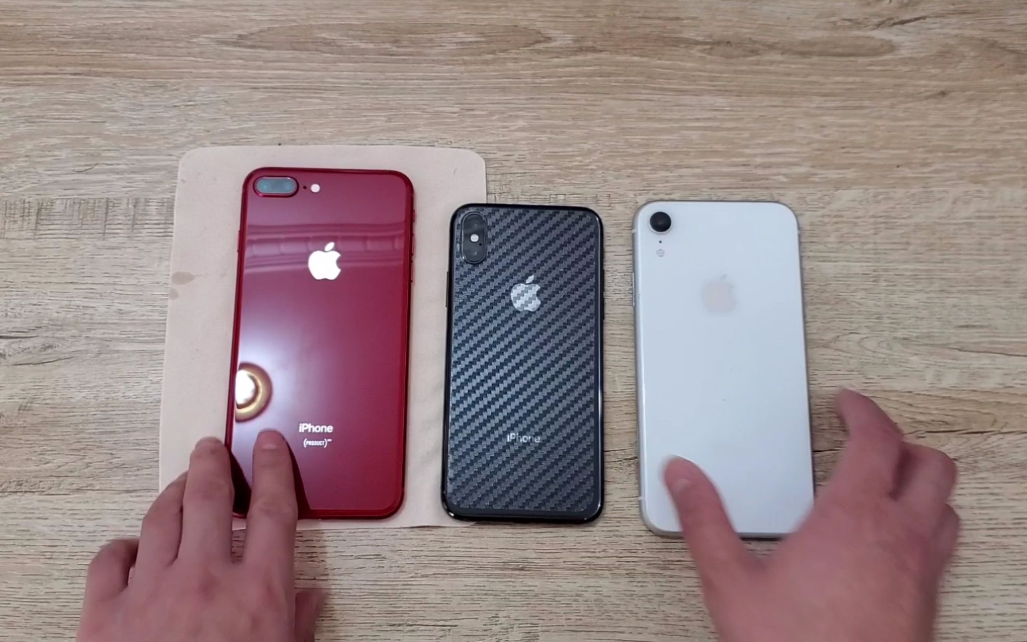 苹果手机8p和xr实用党首选，两台苹果大红色的8p和白色的xr_哔哩哔哩_bilibili