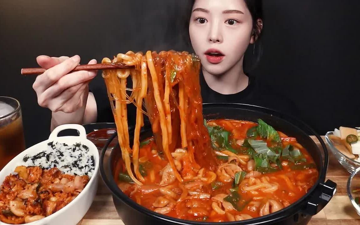 【Boki 中字】香辣猪肠面条火锅！越嚼越香，太好吃了！！-BOKI小姐姐-BOKI小姐姐-哔哩哔哩视频