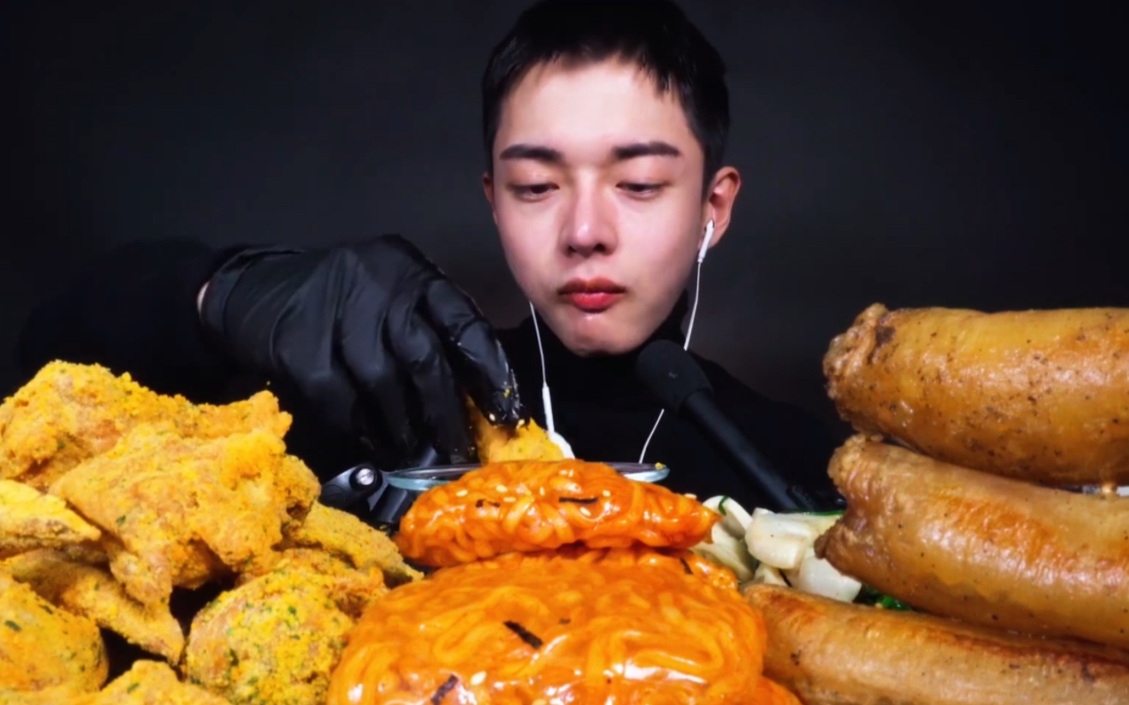 【只有吃和咽】Chansori回归！烤牛肠火鸡面卷+炸鸡吃起来，咀嚼加速超过瘾！-微甜的鱼-微甜的鱼-哔哩哔哩视频