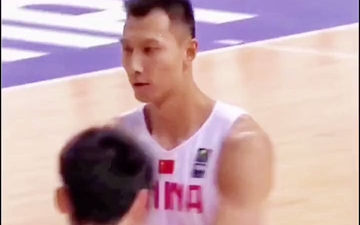 什么是大哥，什么是胸怀，易建联完美诠释了！#dou来cba #易建联#地板动作来一套 @升达地板_哔哩哔哩_bilibili