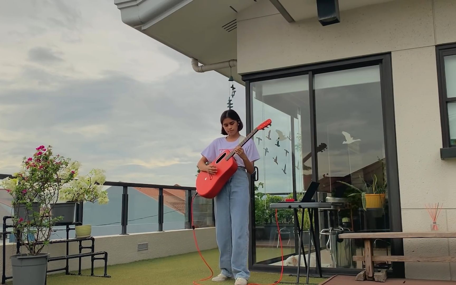 还没发行就全网都会唱的《Light Switch》，猹的歌就是百听不厌！-双子座fifi-双子座fifi-哔哩哔哩视频