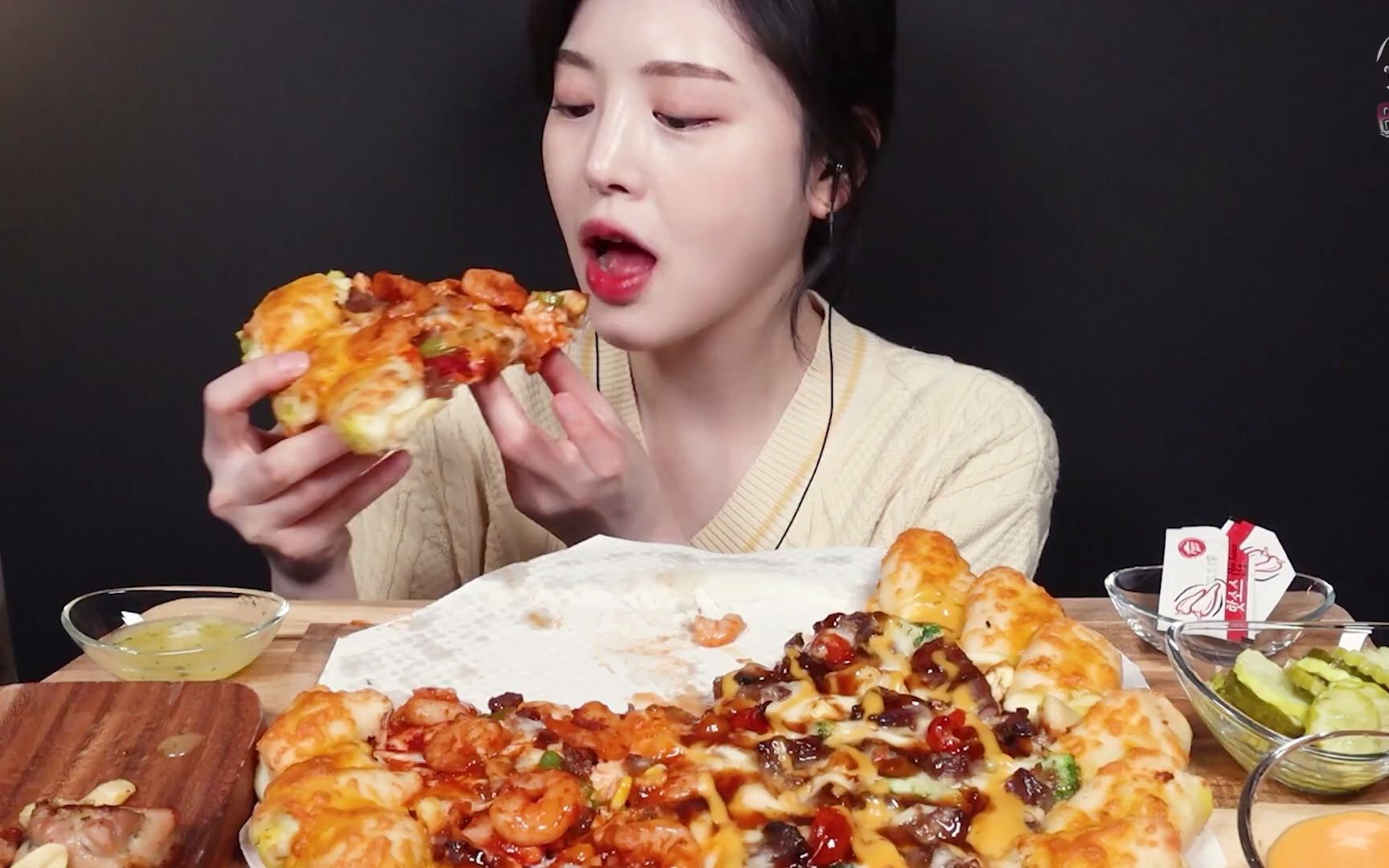 【Eat with boki】大披萨+虾牛排 - 哔哩哔哩